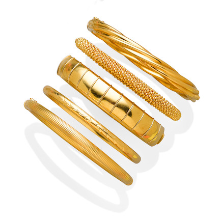 Bonhams : A collection of five 18k gold bangle bracelets