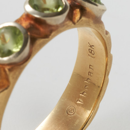 Bonhams Skinner : JANE BOHAN AN 18K GOLD AND PERIDOT RING