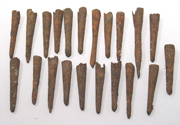 Bonhams : A lot of twenty-one crossbow bolt heads