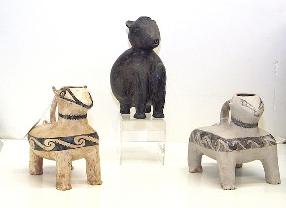 Bonhams : Three reproduction vessels in a prehistoric Native American style