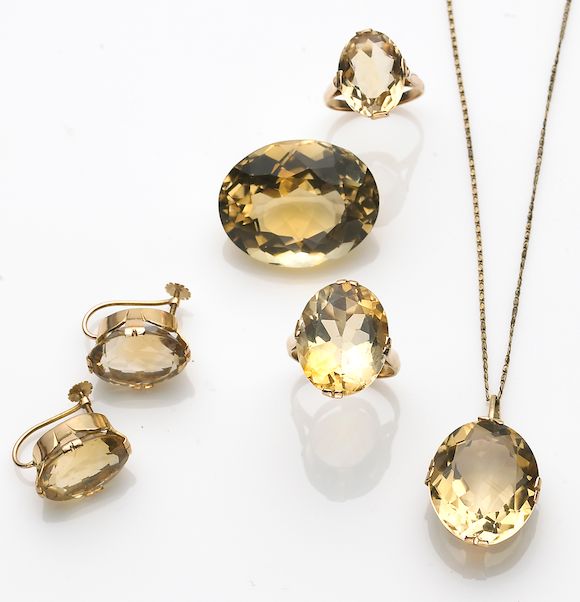 Bonhams : A collection of unmounted citrine, citrine, 18k and 14k gold ...