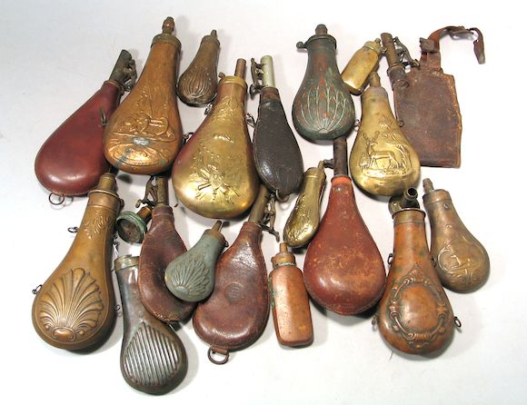 Bonhams : A lot of powder and shot flasks