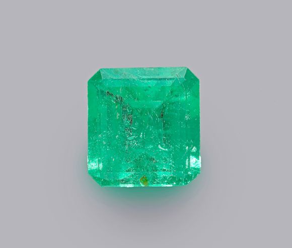 Bonhams : A collection of sixteen unmounted emeralds