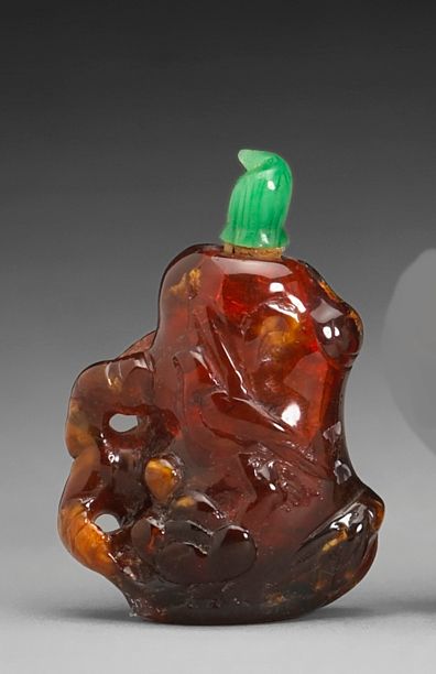 Bonhams : A carved amber snuff bottle 19th Century