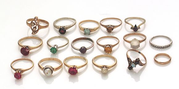 Bonhams : A collection of seventeen 18k, 14k, 10k gold and silver rings