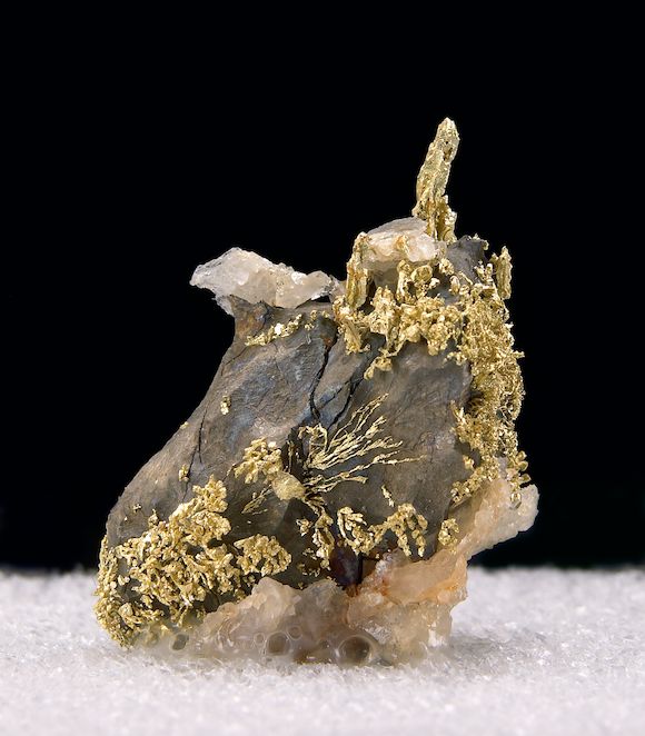Bonhams : Crystallized gold-in-quartz on sulfide matrix