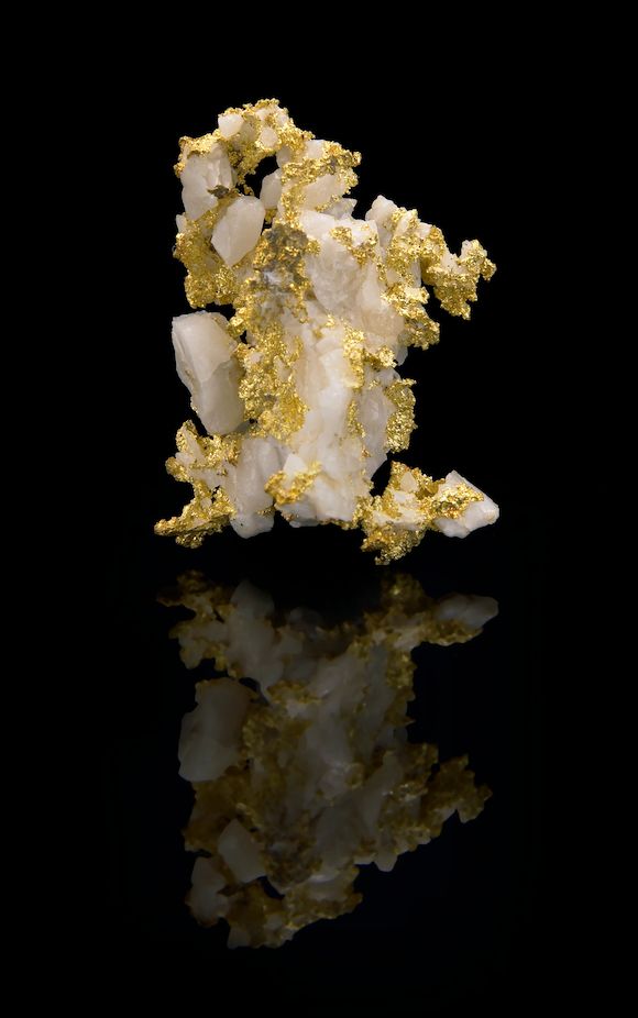 Bonhams : Crystallized gold-in-quartz