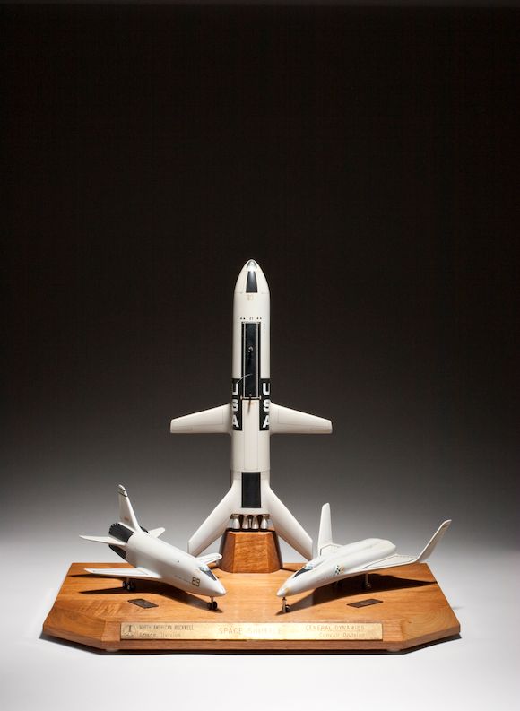 Bonhams : ROCKWELL-GENERAL DYNAMICS SPACE SHUTTLES MODEL.