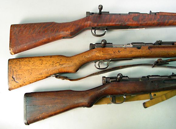 Bonhams : A lot of three Japanese Arisaka military rifles