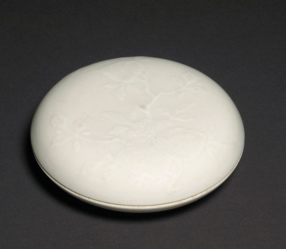 Bonhams : A white glazed porcelain seal paste box 18th Century