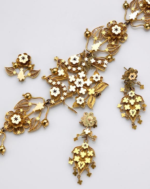 Bonhams : A 22k gold filigree floral motif necklace