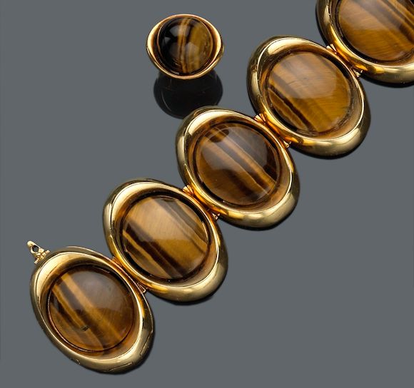 Bonhams : A set of tiger's eye jewelry