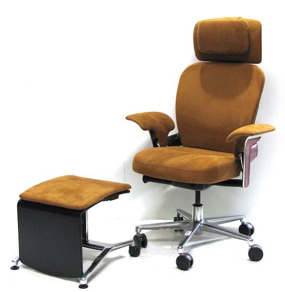 Bonhams : A pair of Steelcase Leap WorkLounge chairs and ottomans