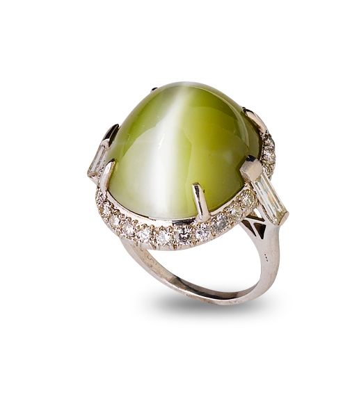 Bonhams : A cat's eye chrysoberyl and diamond ring