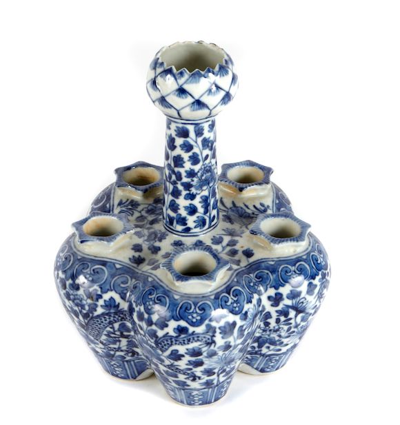 Bonhams : A Chinese blue and white porcelain tulip vase