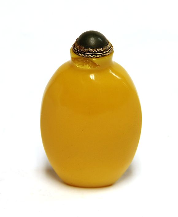 Bonhams : A yellow glass snuff bottle 18th/19th century