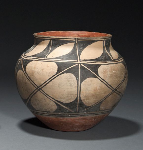 Bonhams : A Santo Domingo jar