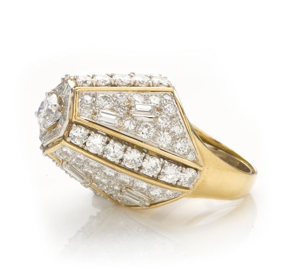 Bonhams : A diamond tower ring