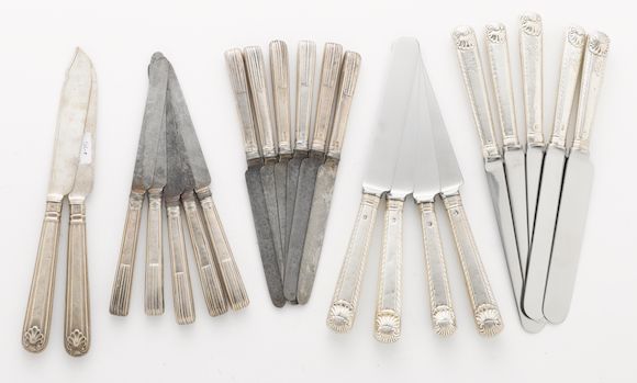 Bonhams : A collection of antique English knives with silver handles (22)