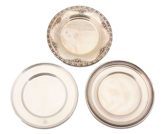 Bonhams : Three sets of American sterling silver bread plates 20th century