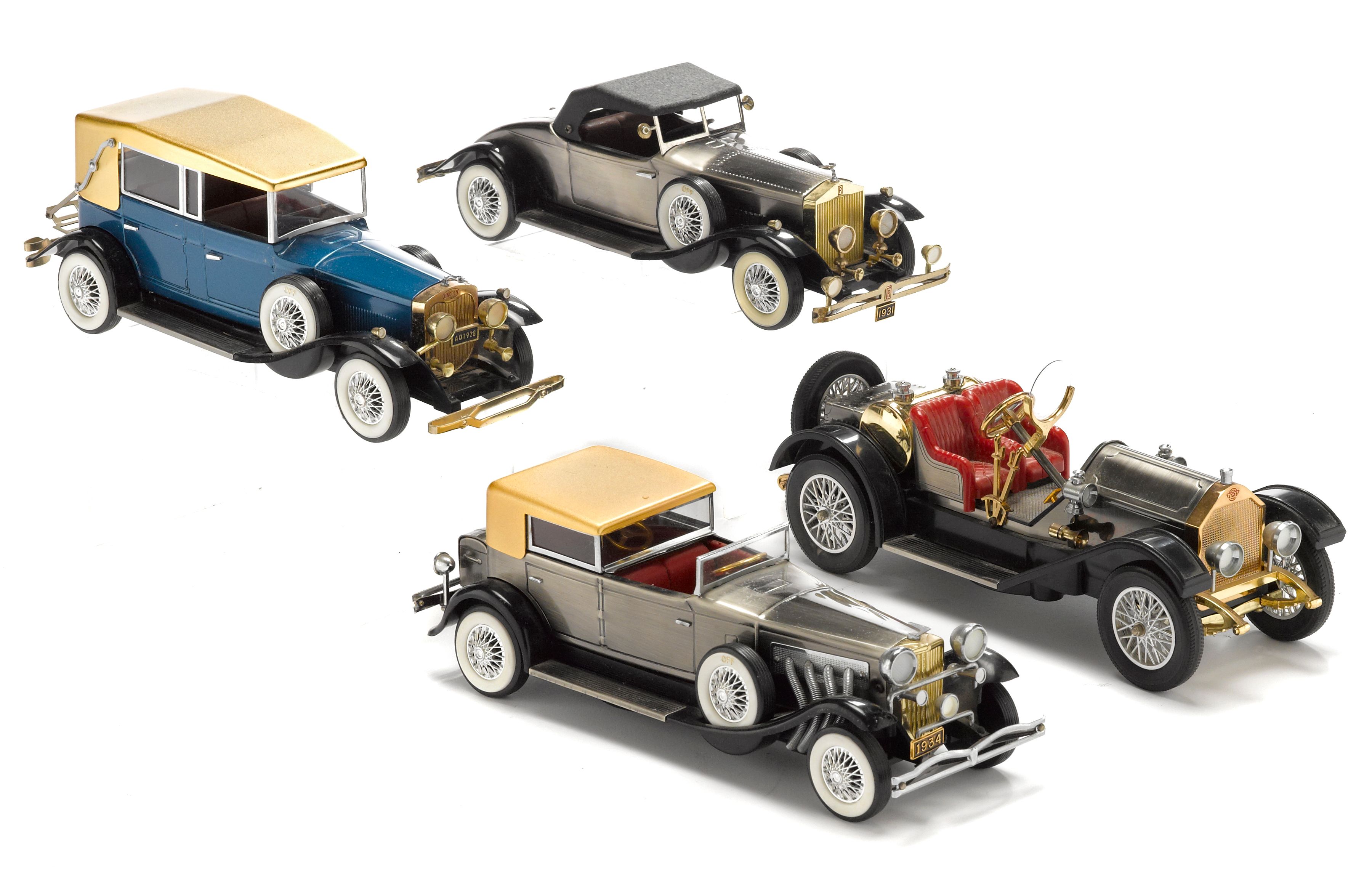 Bonhams Cars : An ensemble of classic scale model automobile radios,