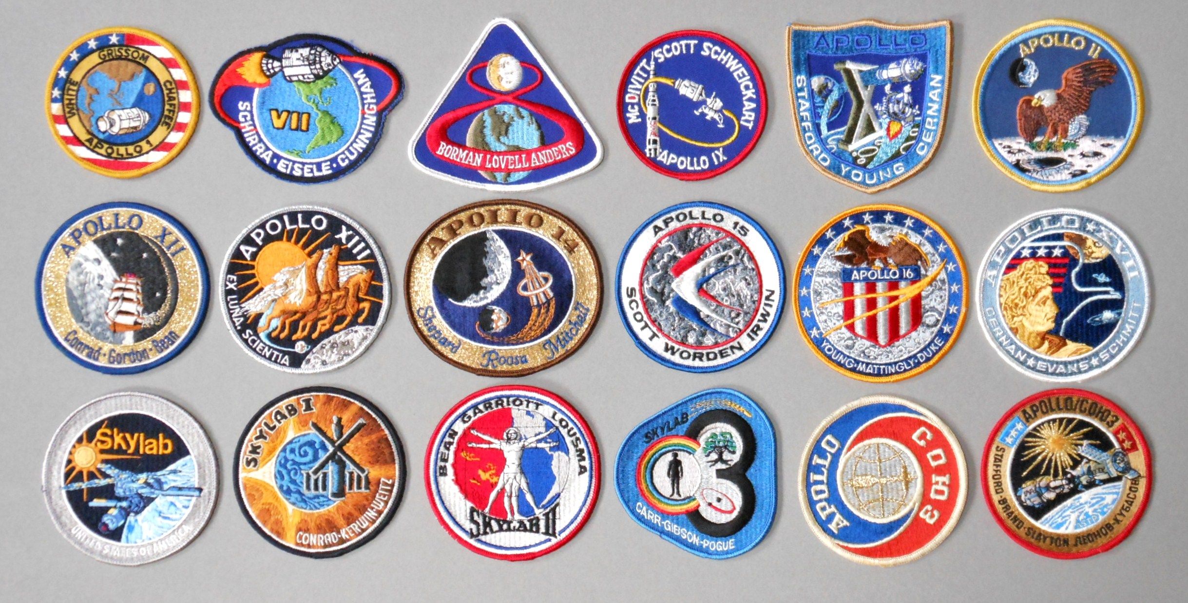 APOLLO CREW MISSION EMBLEMS AND SPACEPEX. - auctions & price archive