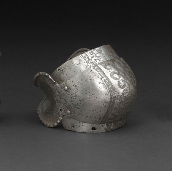 Bonhams : An etched poleyn for the left elbow -Select US Arms Type-