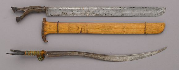 Bonhams : A lot of two ethnographic edged weapons -Select US Arms Type-