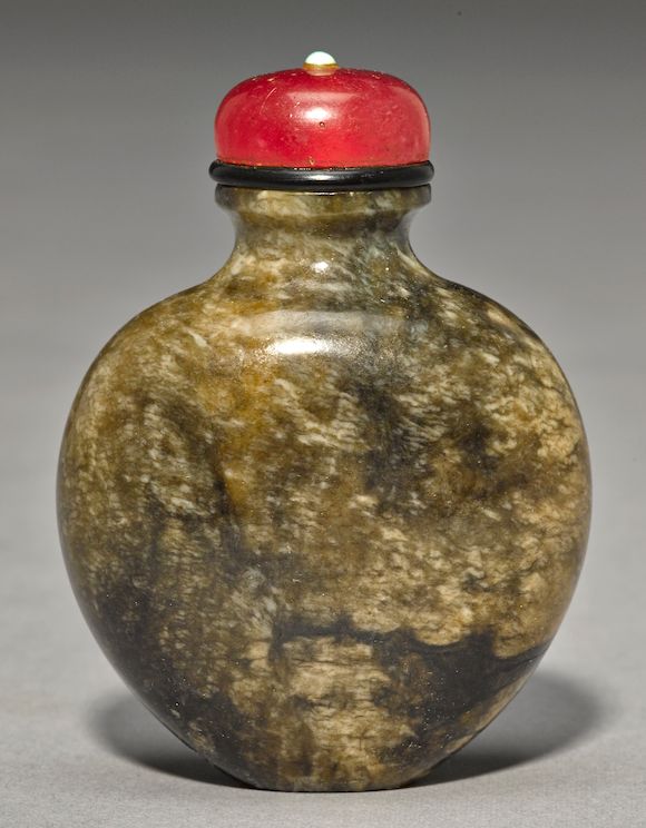 Bonhams : A black jade snuff bottle