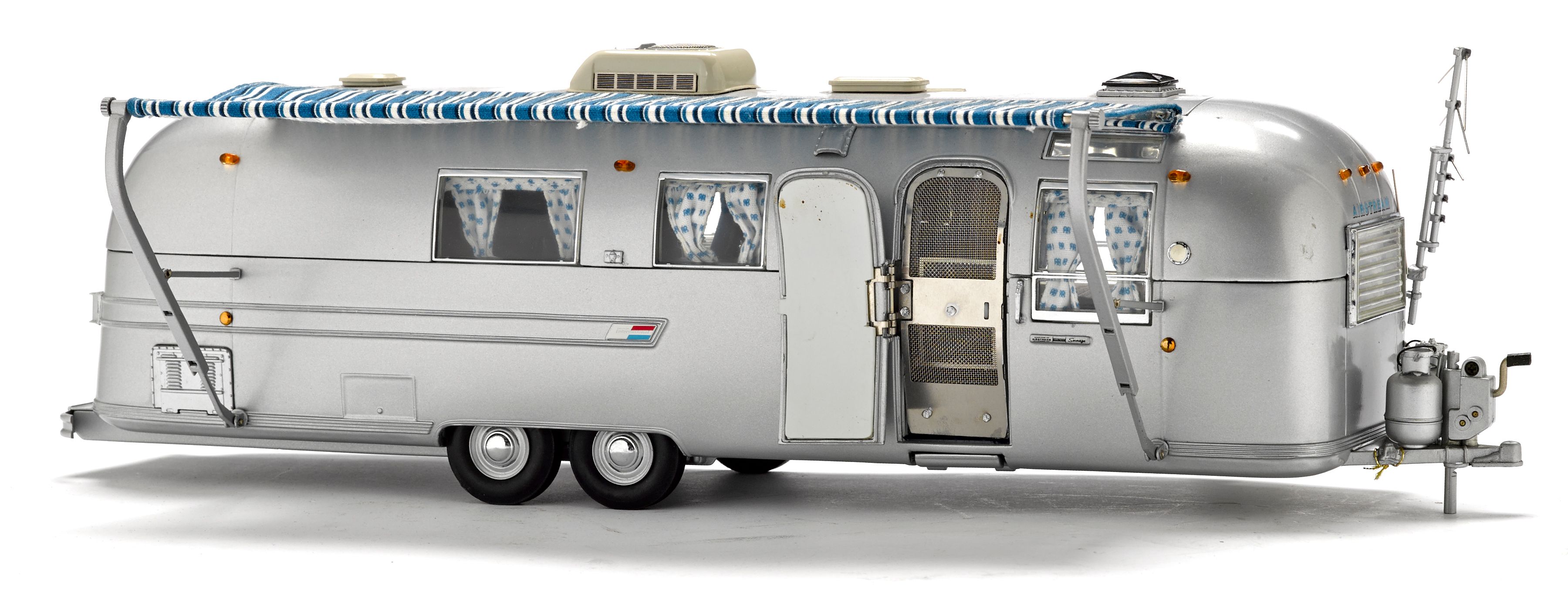 Bonhams Cars : A 1/24 scale model of a airstream trailer by Franklin mint,