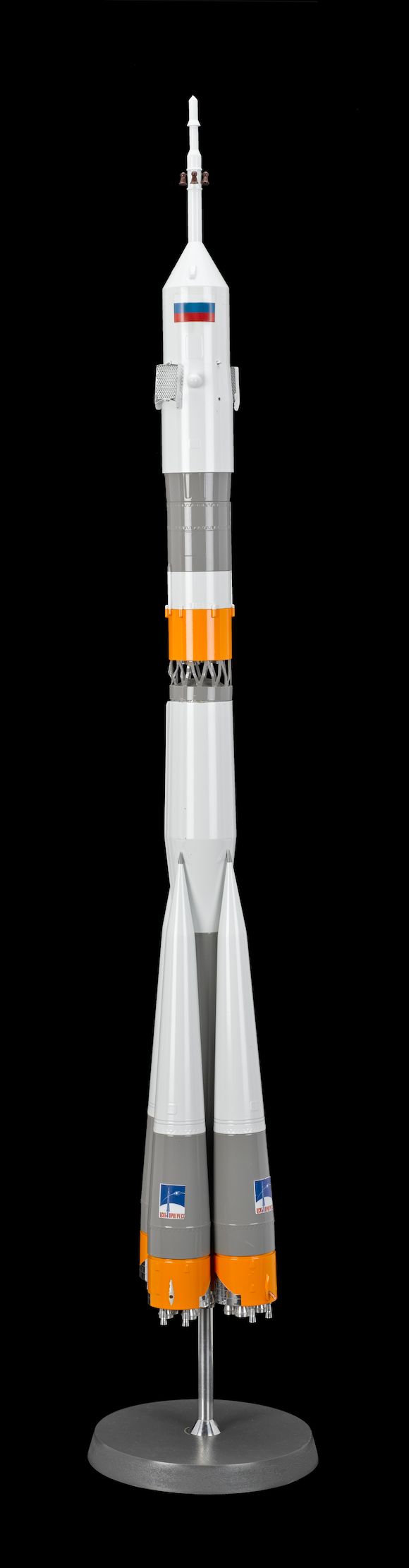 Bonhams : SOYUZ ROCKET MODEL.