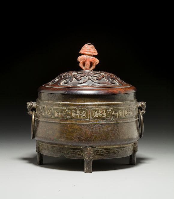 Bonhams : An archaistic bronze liding Qing Dynasty