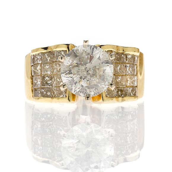 Bonhams : A fracture-filled diamond ring