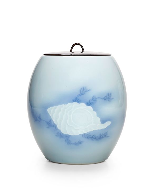 Bonhams : Seifu Yohei V (1921-1991) A porcelain mizusashi (water ...