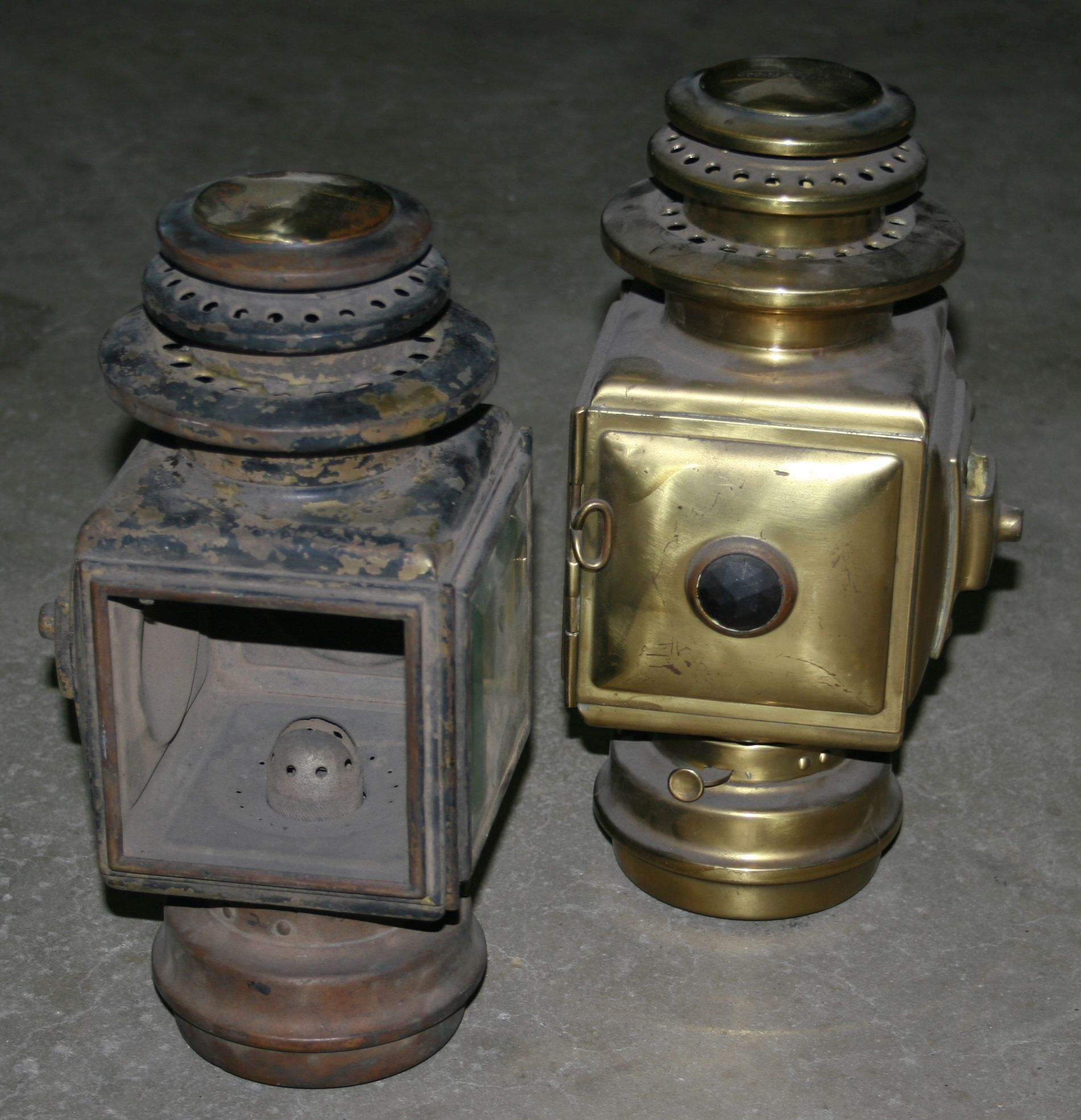 Bonhams Cars : A NEAR PAIR OF SQUARE BODIED OIL ILLUMINATED SIDE LAMPS,