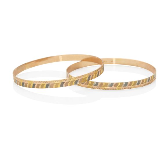 Bonhams : A SET OF 18K TRI-COLOR GOLD BANGLES