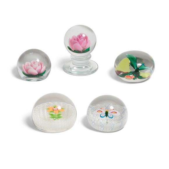 Bonhams : A GROUP OF FIVE GLASS PAPERWEIGHTS
