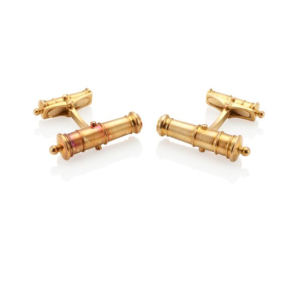 Bonhams : A PAIR OF 18K GOLD CUFFLINKS, FRANCE