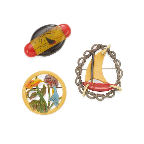 Bonhams : THREE BAKELITE BROOCHES comprising a Bakelite sailboat ...