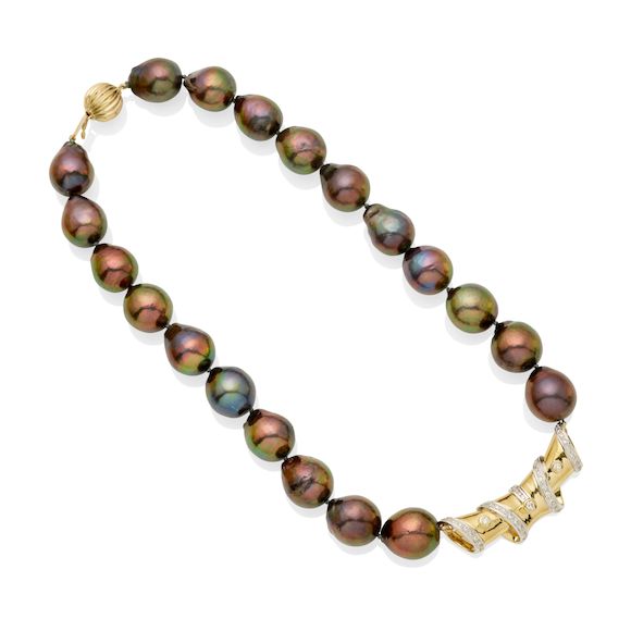 Bonhams : A BI-COLOR GOLD, CULTURED PEARL AND DIAMOND NECKLACE