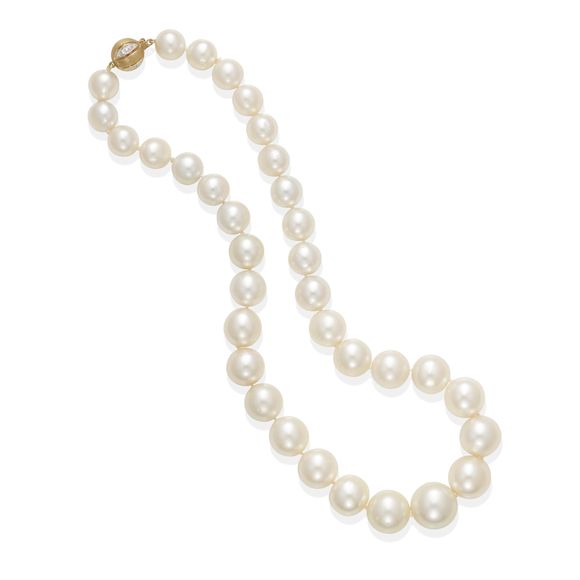 Bonhams : A 14K BI-COLOR GOLD, CULTURED PEARL AND DIAMOND NECKLACE
