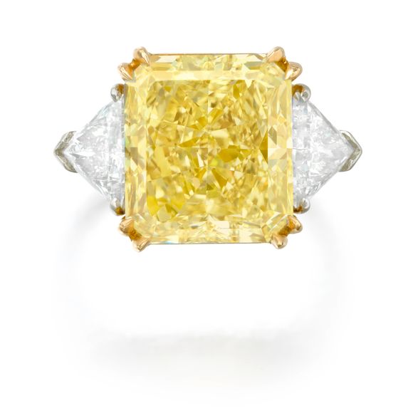 Bonhams : A FANCY COLORED DIAMOND RING