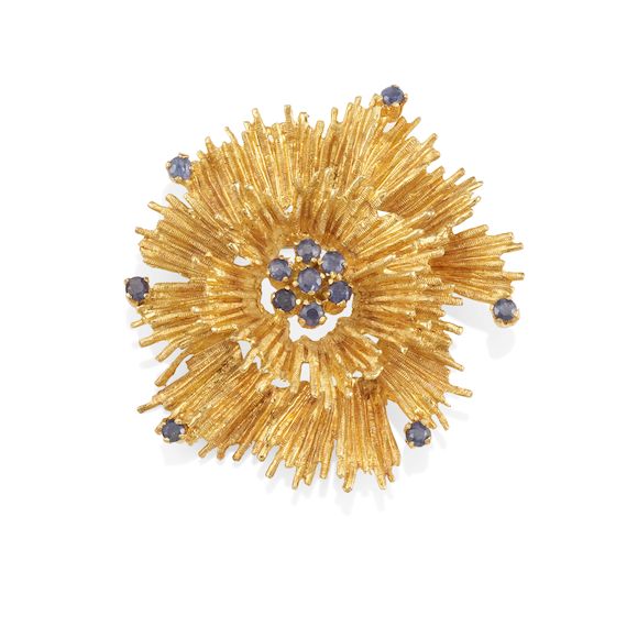 Bonhams : AN 18K GOLD AND SAPPHIRE BROOCH