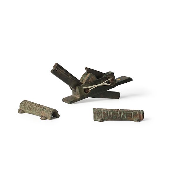 Bonhams : A BRONZE CROSSBOW LATCH AND A PAIR OF SMALL BRONZE CHARIOT ...