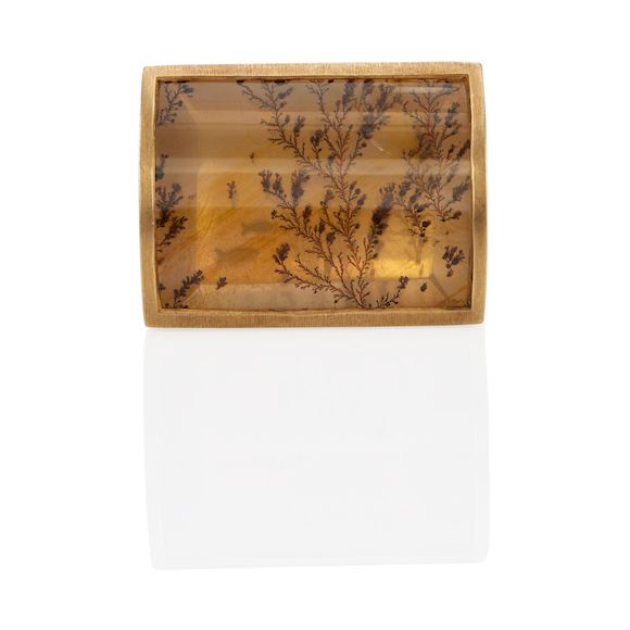 Bonhams : AN 18K GOLD AND LANDSCAPE AGATE RING