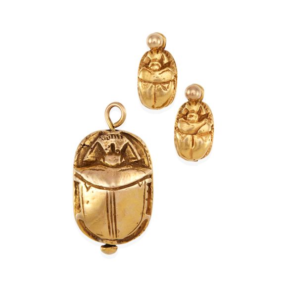 Bonhams : 14K GOLD SCARAB THEMED PENDANT AND EARRINGS