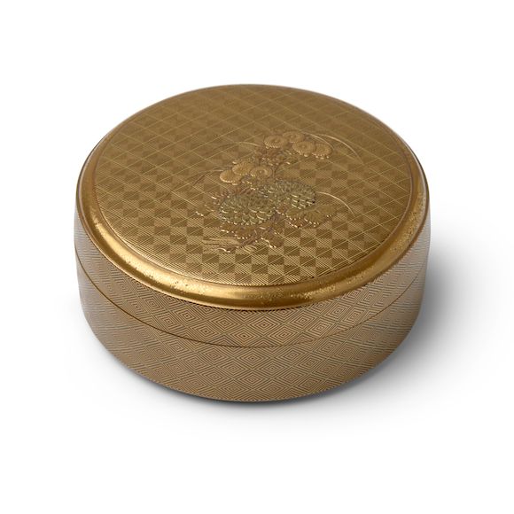 Bonhams : A CIRCULAR GOLD-LACQUER BOX AND COVER CONTAINING NINE ...