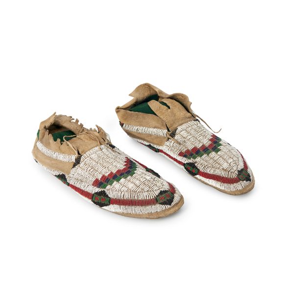 Bonhams Skinner : A pair of Niitsitapi (Blackfeet) moccasins lg. 10 1/2 in.