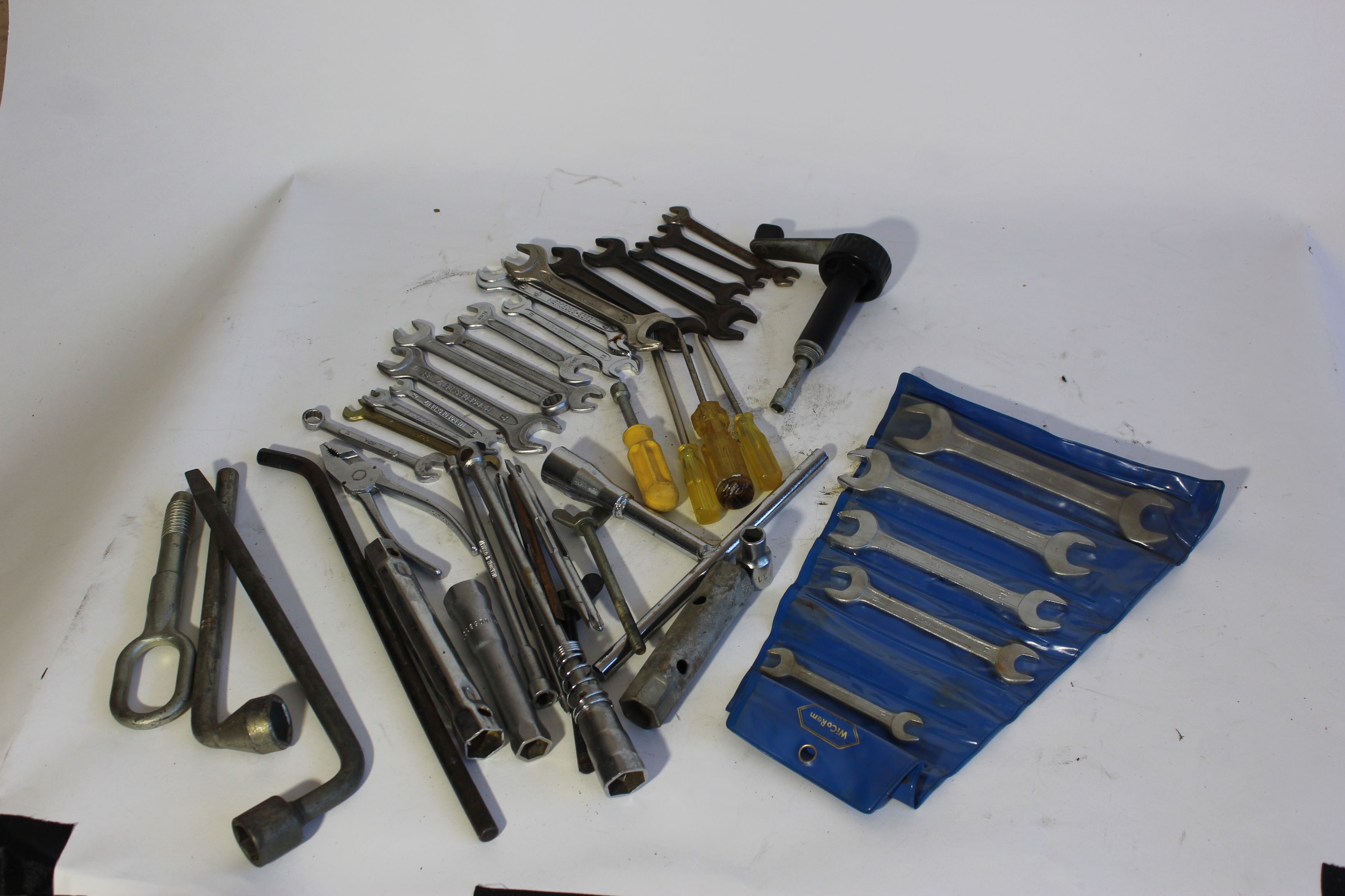 Bonhams Cars : A grouping of Mercedes-Benz tool kit tools and others,