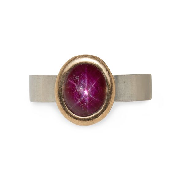 Bonhams Skinner : A PLATINUM, 14K GOLD, AND STAR RUBY RING